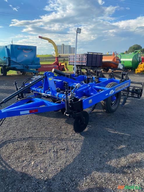 Arado Subsolador Marca Tatu Modelo Ast Matic 450 Hastes Controle