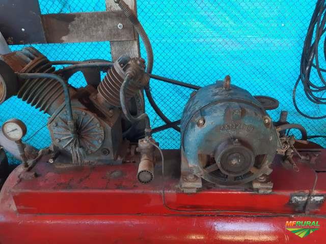 Compresor Grande E Muito Bom em Monte Alegre do Sul SP à venda. 398255