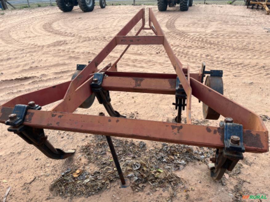 Arado Subsolador de Cinco Hastes em Descalvado SP à venda. 646892