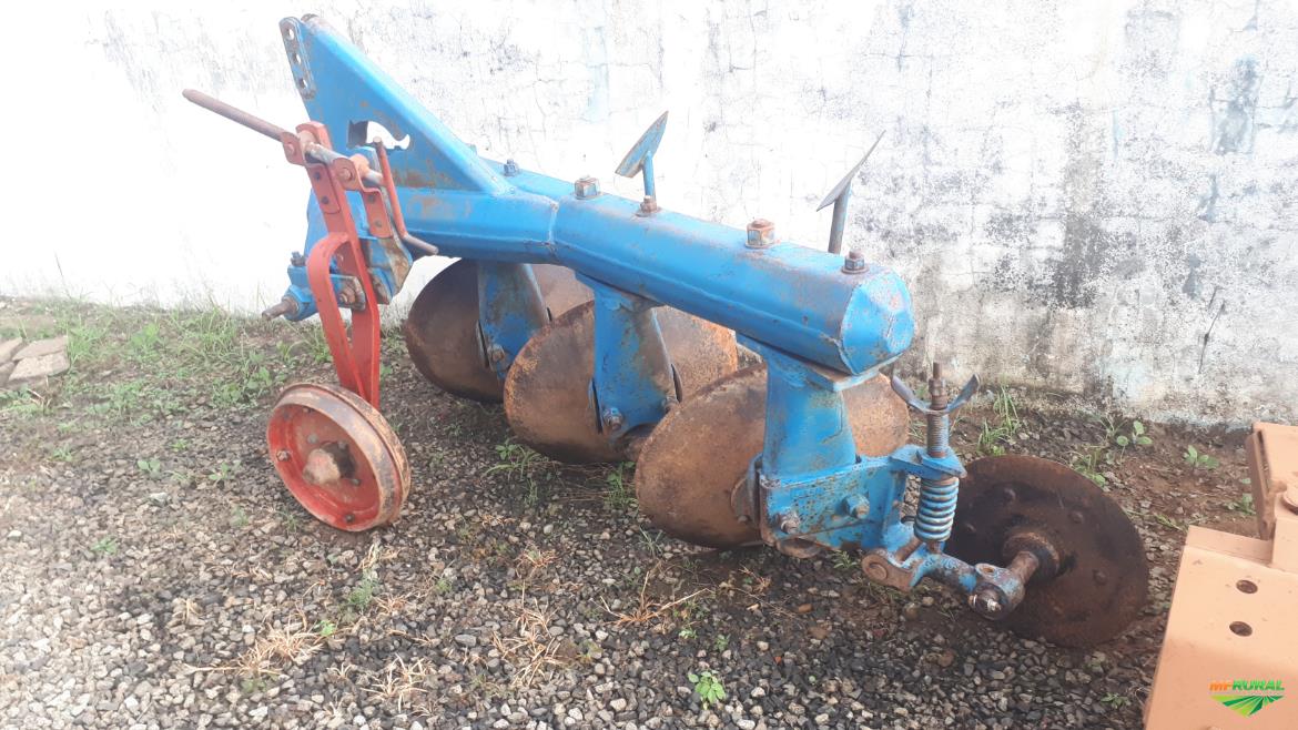 Arado Fixo de 03 Discos Com Roda Marca Tatu em Limeira SP à 349427